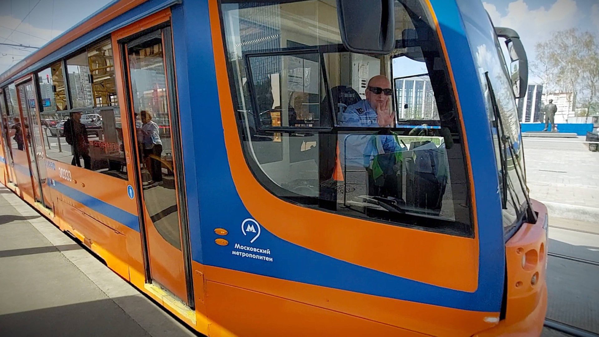 Поездка на трамвае по весенней Москве / Городской транспорт Москвы, город из окна трамвая