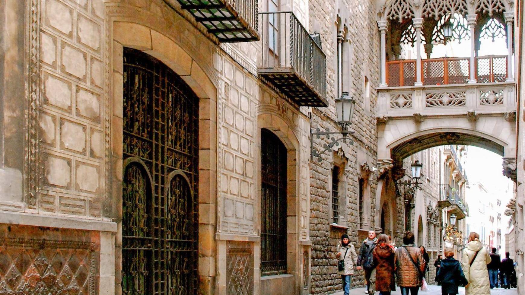 ВЕСЕННЯЯ БАРСЕЛОНА  ЕЕ ШЕДЕВРЫ  ХРАМ СВЯТОГО СЕМЕЙСТВ, МОНЖУИК ГОТИЧЕСКИЙ КВАРТАЛ, ДВОРЕЦ МУЗЫКИ