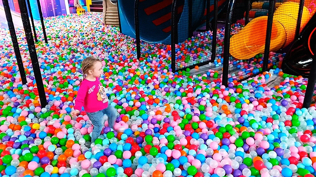 Веселье и яркие шары: Милана в детском развлекательном центре. #дети #мамадочка #влог #сребенком