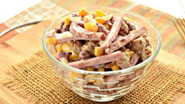 «Салат с фасолью, сухариками и кукурузой»
