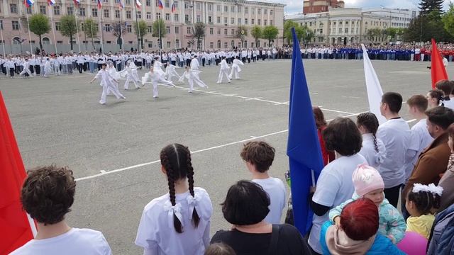 Полная версия. Танцевальная массовая постановка Йошкар-Олинских школьников к 80-летию со Дня победы!