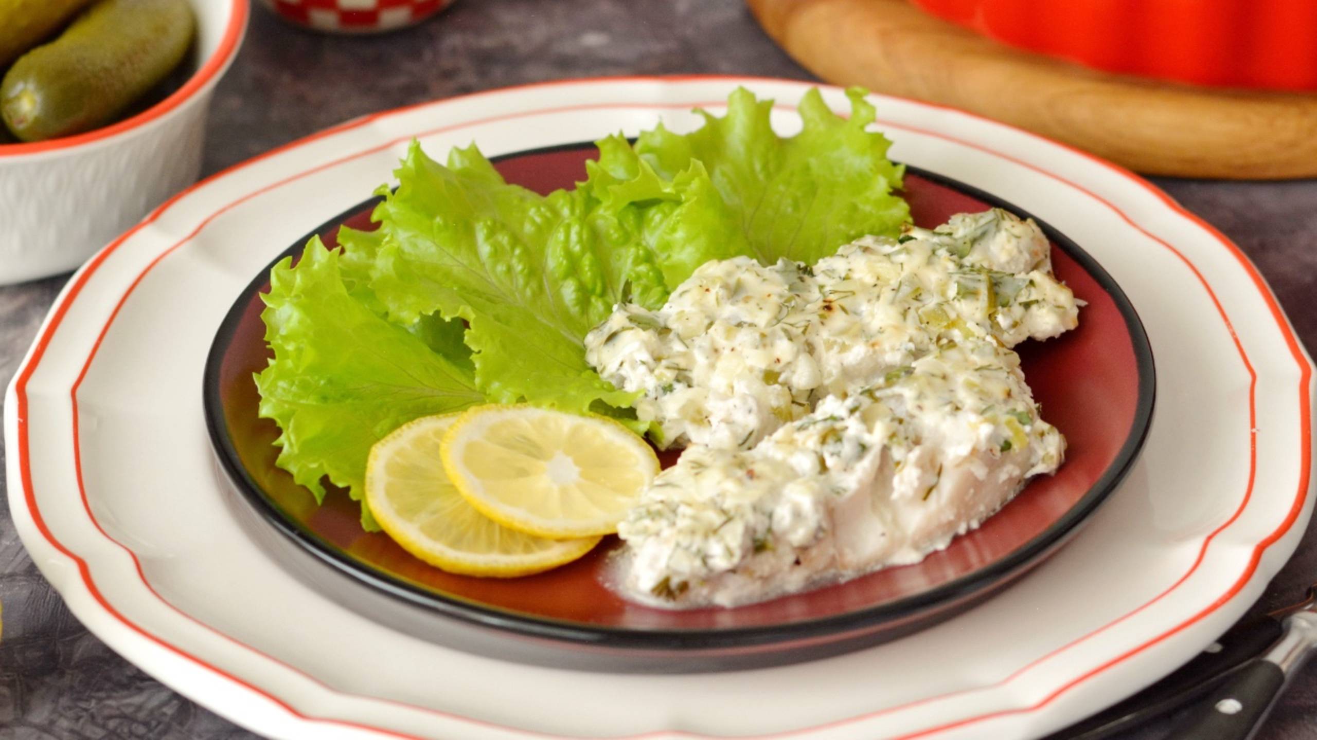 Рыба под соусом «Тартар» в духовке / Рецепт сочного судака со сметанным соусом