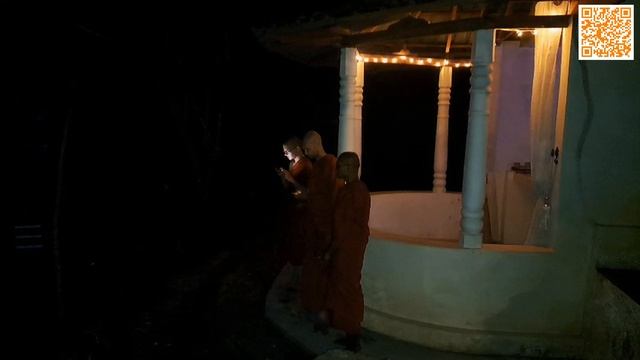 Чтение Кхандха Паритты — паритты от змей и прочих существ. Монахи русского монастыря Читтавивека