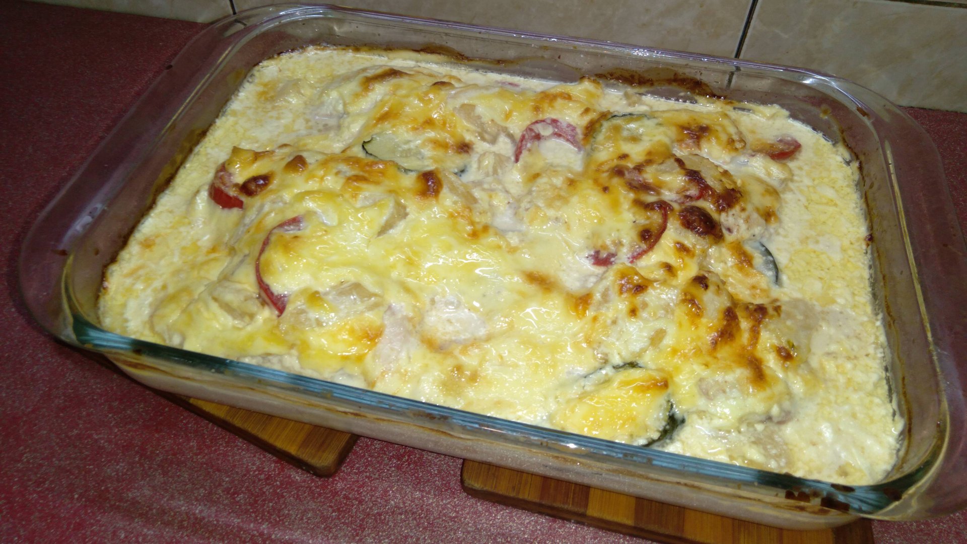 Курица в духовке с ананасами, свежими помидорами и огурцами