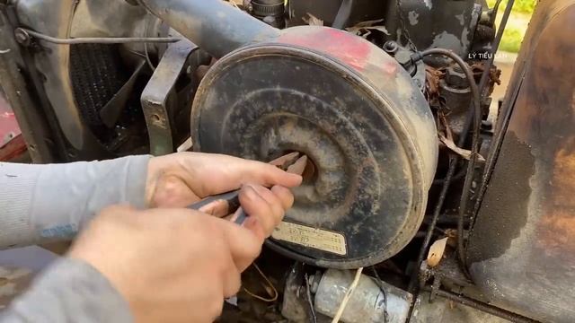 Девушка восстанавливает старый трактор