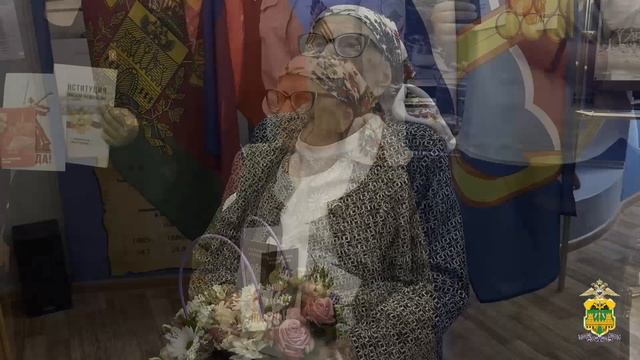 В городе Темрюке полицейские вручили вернувшейся на Родину пенсионерке российский паспорт