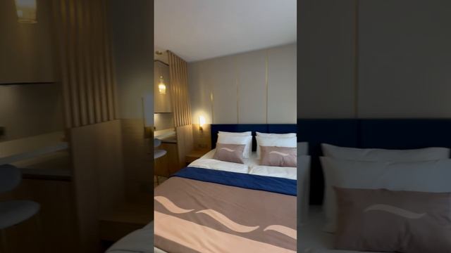 Мы заглянули в шоу рум, укомплектованный под тапочки, высокотехнологичного гостиничного комплекса на