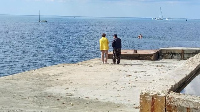 11 мая 2025 г. - Погода прекрасная. Анапа- Высокий Люди купаются не смотря на запрет.