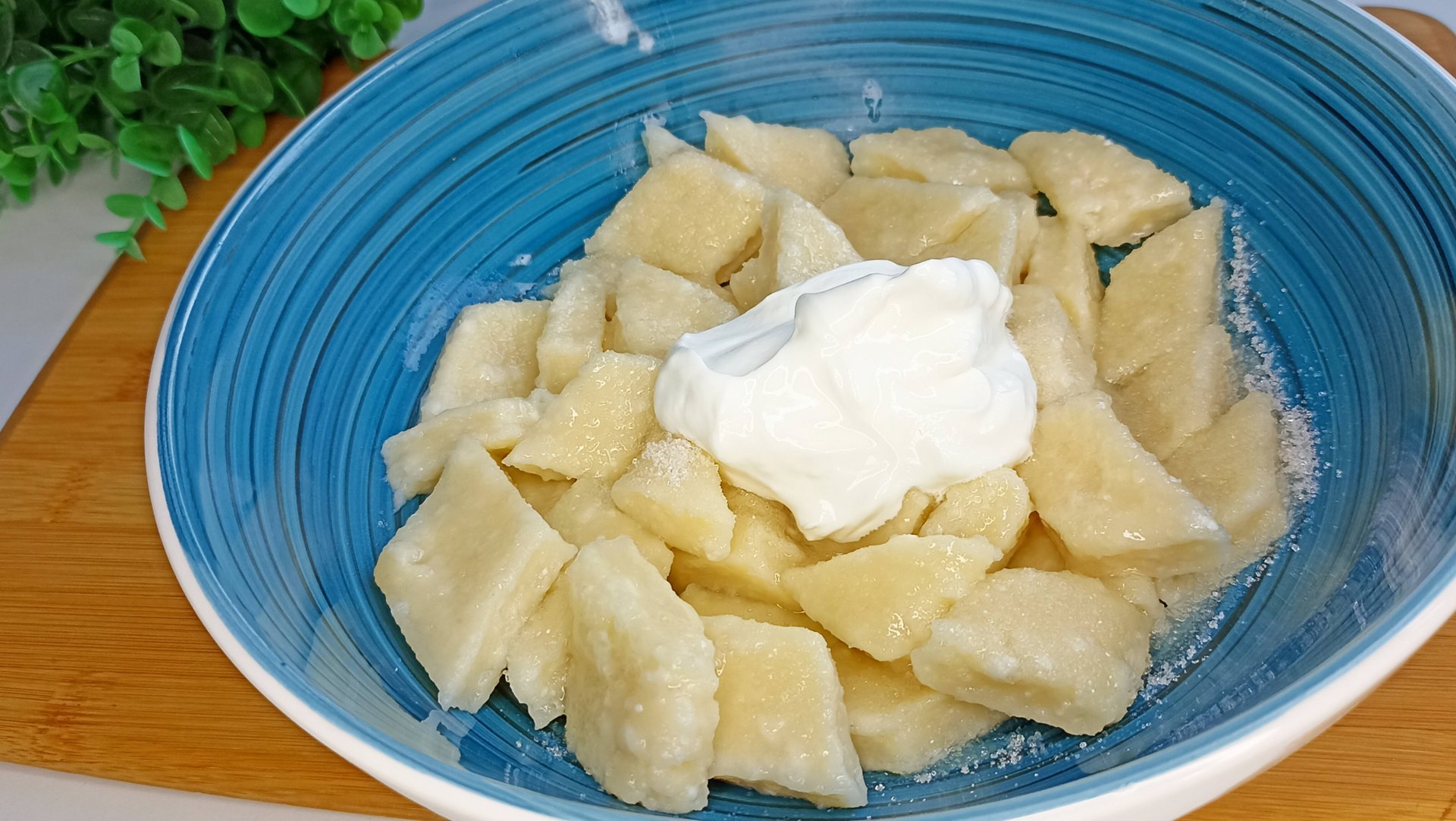 Ленивые вареники из творога со сметаной за 10 минут