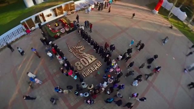 Студенты Технологического университета выложили из лампад логотип 80-летия Победы