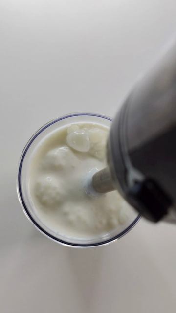 На видео я готовлю что то типа коктейля (кефир, клубника, банан и немного сахара). Вкусный завтрак!