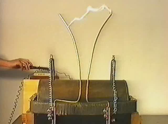 Физика. Опыты. Электричество и магнетизм. Трансформаторы. Повышающий трансформатор