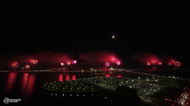 Казань. Праздничный салют, посвящённый 80-летию Великой Победы. 9 мая 2025 года.