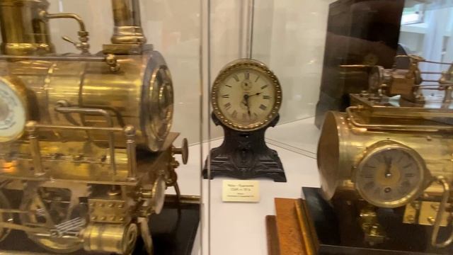 Паровоз с часами в музее часов в городе Ангарске