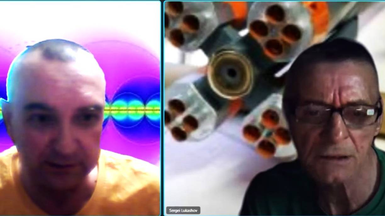 опыт проверка - ТРЕНИЕ расческой о волосы (взаимодействие эл.полей с разными эл.веществами).