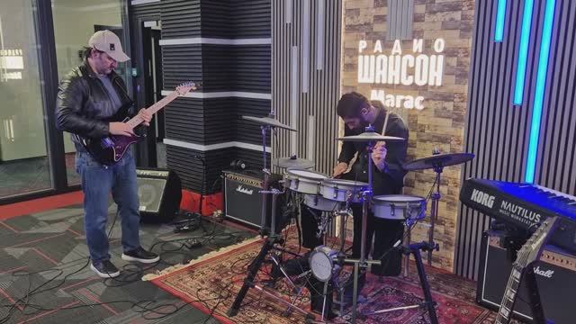 Репетиция и прогон группы "Дега Оаз" в эфире радио.