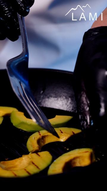 Закуска из запеченного авокадо, сыра для жарки LAMI, цукини и черри