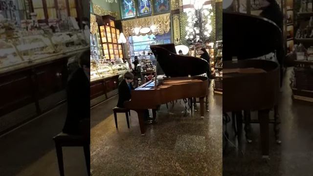 Магазин купцов Елисеевых. Живая музыка.