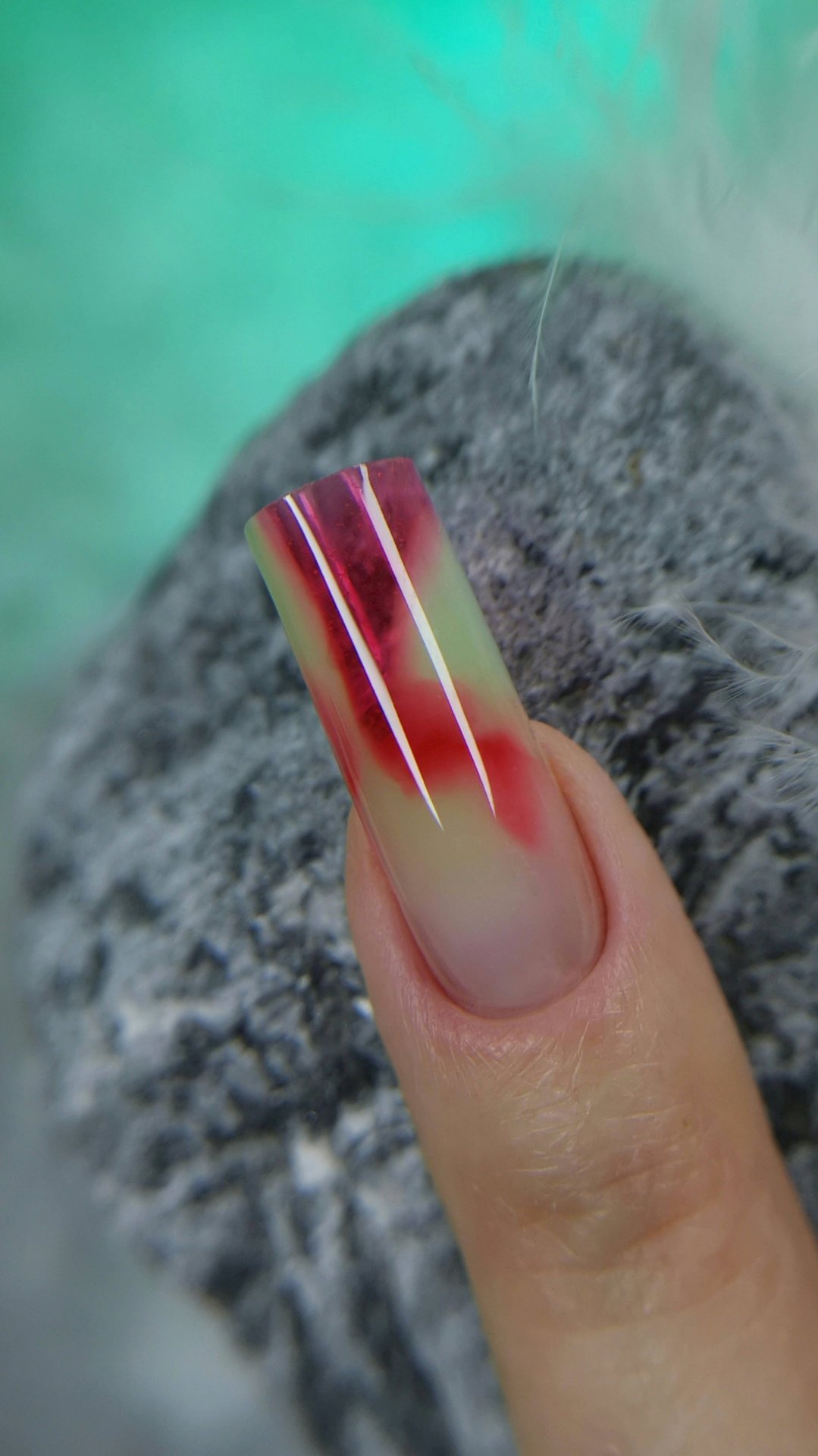 Красивое сочетание на ногтях. Клубничный джем и лаймовый мусс.