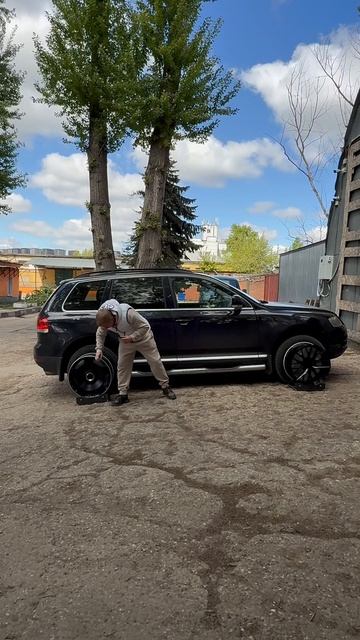 Volkswagen Touareg на примерке дисков в 20-ом диаметре