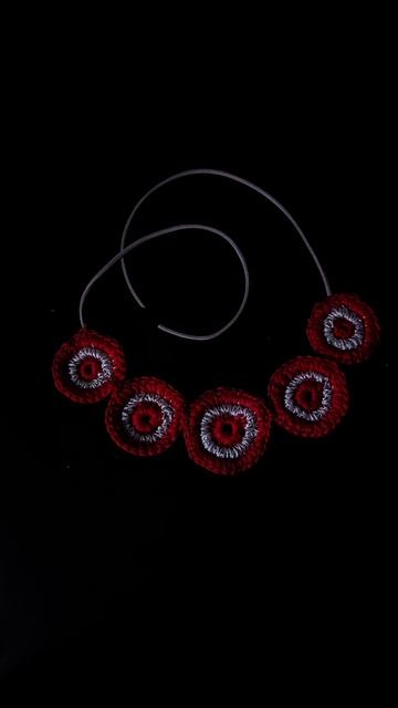 Авангардное колье крючком из светоотражающей пряжи