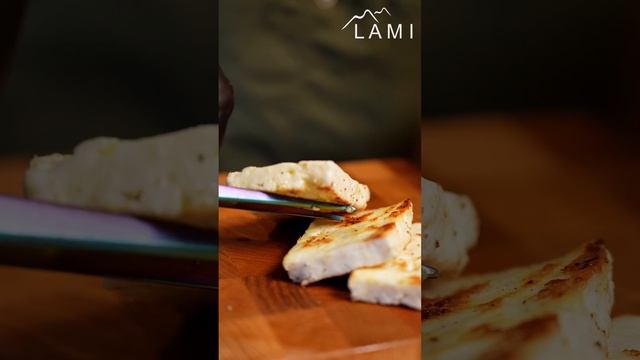Чиабатта с авокадо, сыром для жарки LAMI, свежей рукколой, пармской ветчиной и яйцом пашот