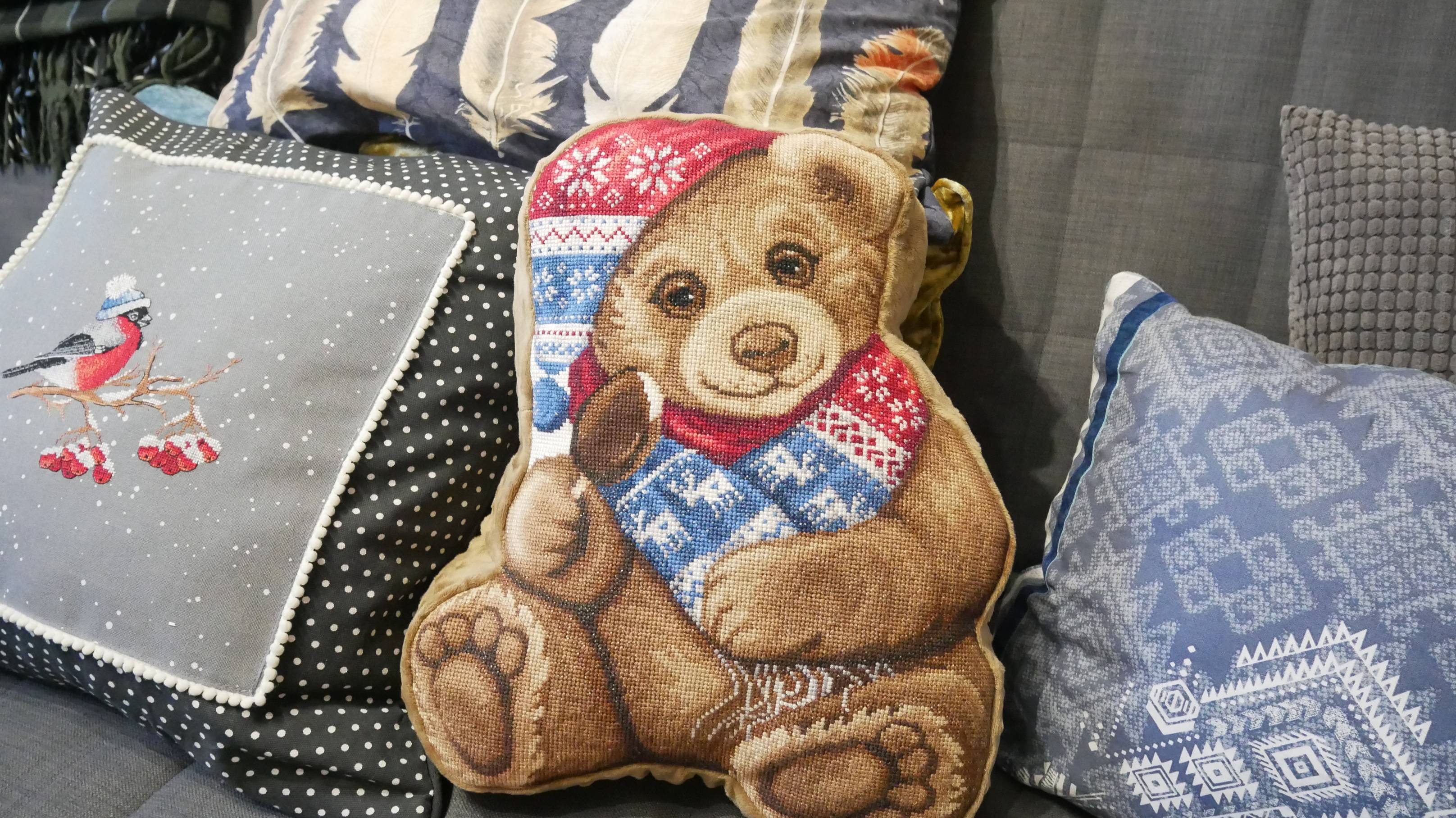 Изготовление подушки из вышивки. Мастер-класс