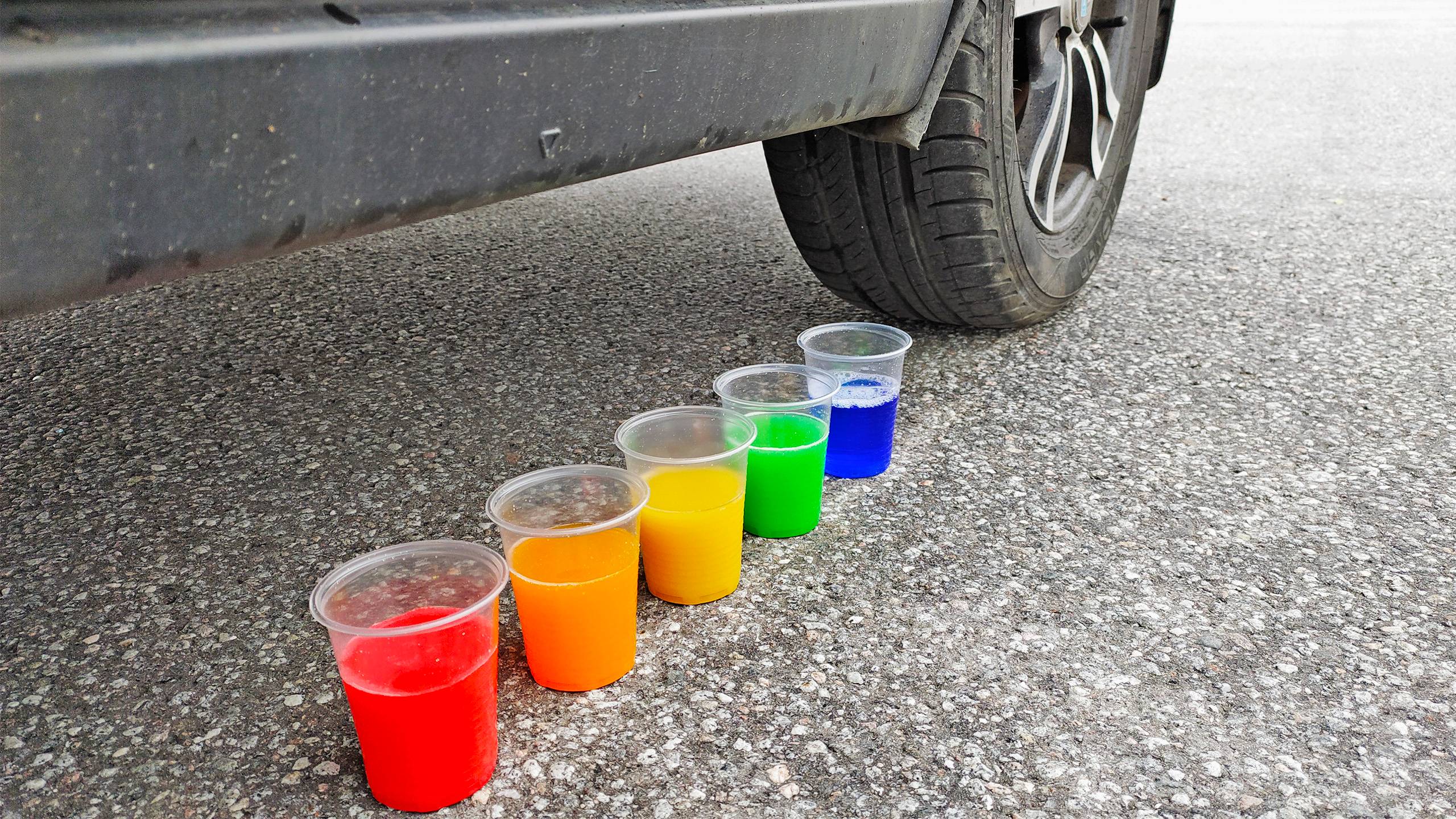 Эксперимент с автомобилем! Краш тест vs Давить колесом Разноцветная вода, Попкорн, Чупа Чупс!