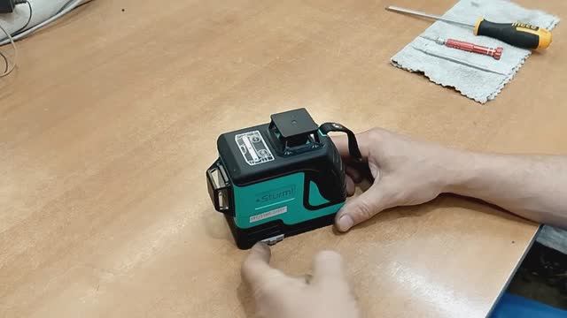 Не включается 3D-уровень Sturm! Клинит включатель.