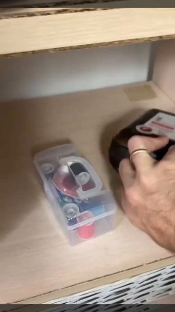 Аптечка, запасные шнуры, нитки и иголки