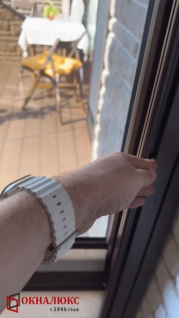 Коричневая москитная сетка плиссе на входной двери. Установить москитную сетку. ОКНАЛЮКС Севастополь