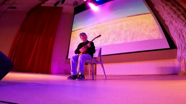 Эвелинка-картинка на выступлении брата на шоу талантов в Сибур-юге