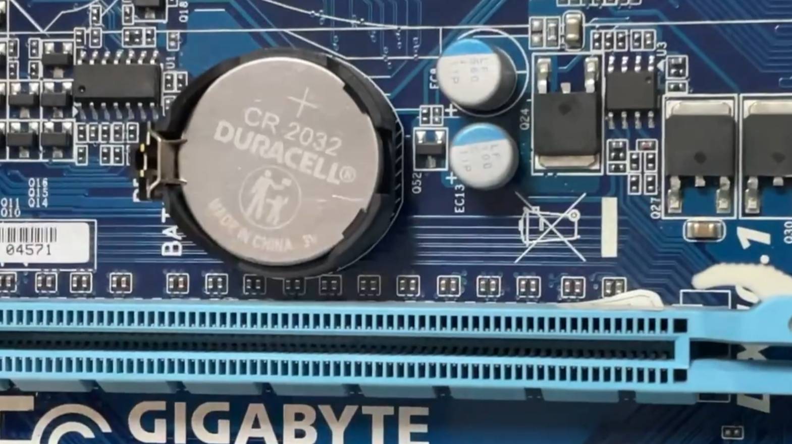 Как Установить CMOS батарейку в материнскую плату