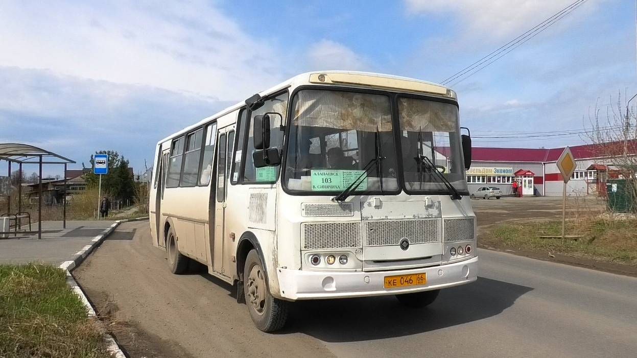 Автобус Алапаевска ПАЗ-4234-04 № КЕ 046 66 маршрут 103 на остановке "Екатерининская церковь"