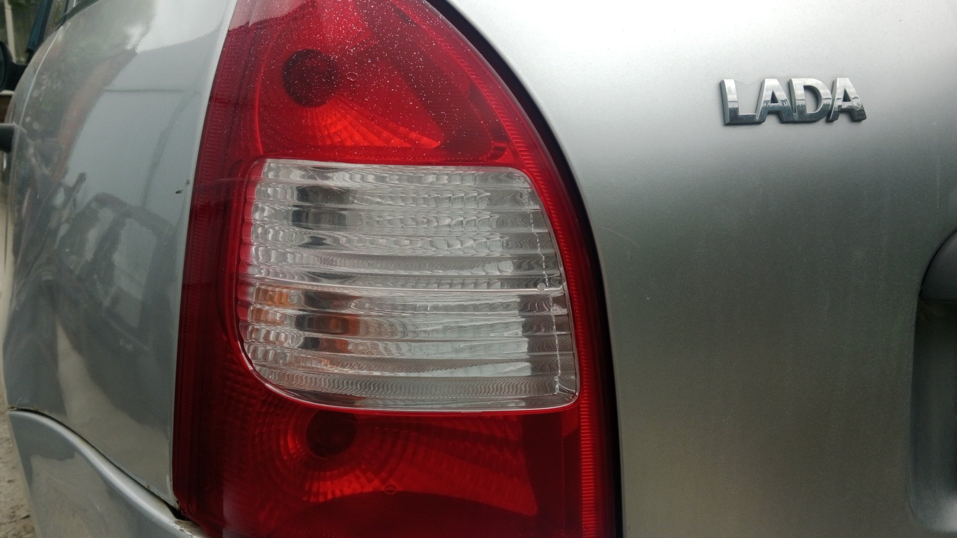 Как снять задний фонарь на калине/как поменять лампочку в заднем фонаре.