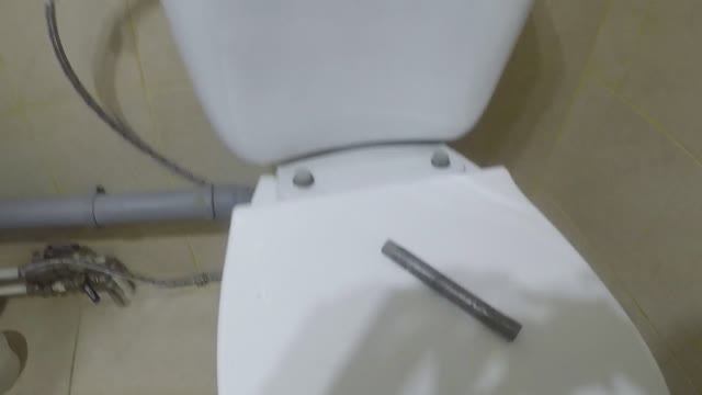 Течь из-под смывного бачка унитаза. Устраняем.