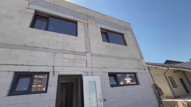 Строительство двухэтажного дома в стиле Хайтек с эксплуатируемой кровлей из газоблока Предчистовая