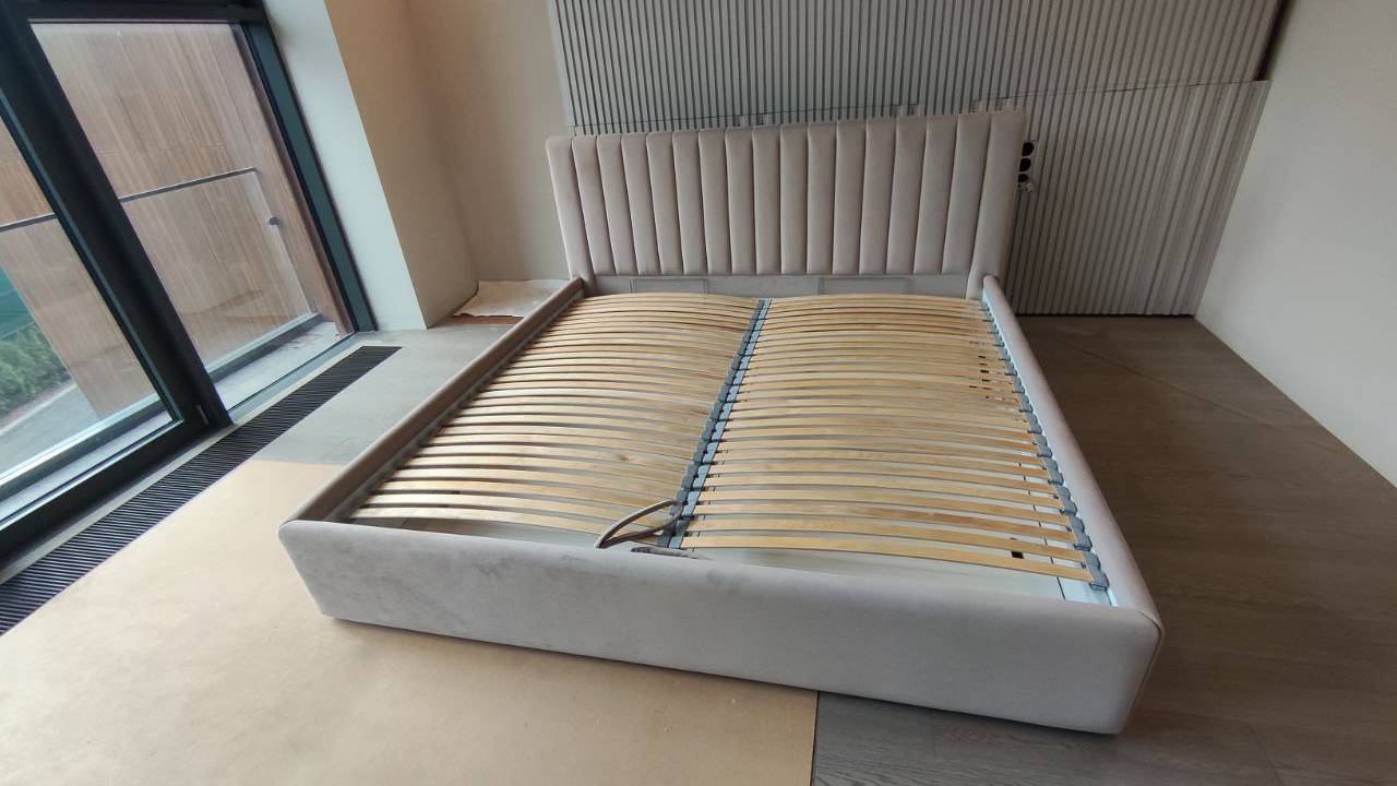 Страйк с узкими панелями - кровать двуспальная в интерьере комнаты