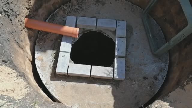 Переливной колодец для канализации. Переливной септик из бетонных колец. Канализация в частном доме.