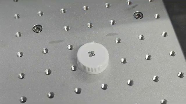 Печать QR кода на крышке. Принтер-маркиратор лазерный
