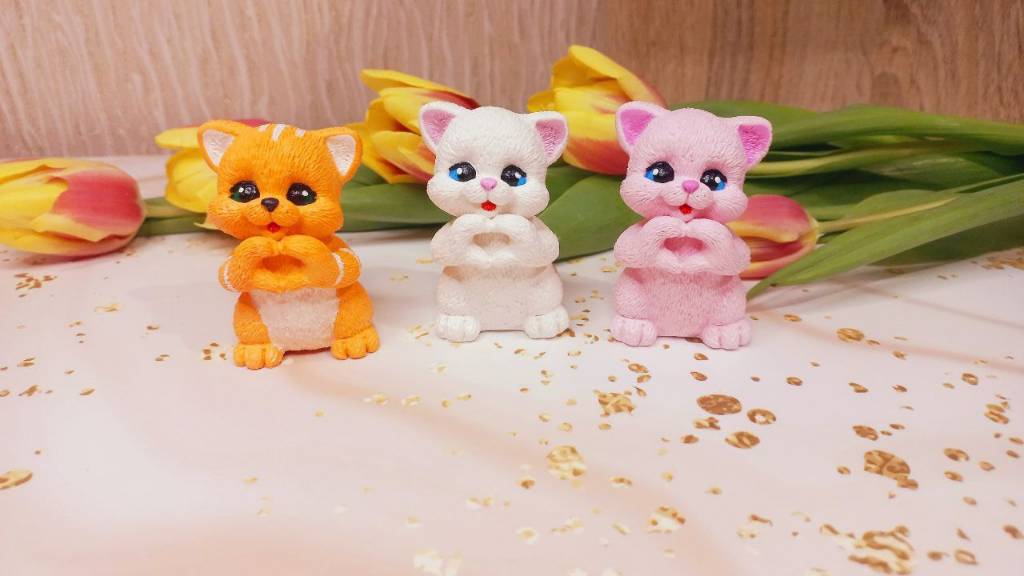 Котики из гипса.