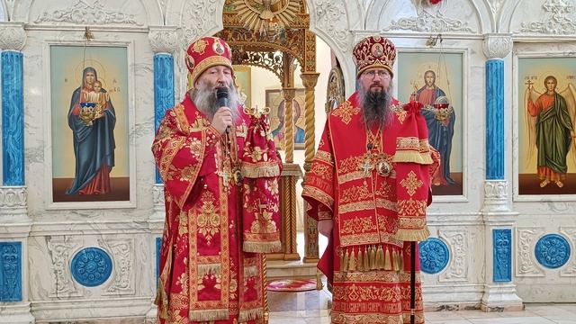 Епископ Гурий поблагодарил митрополита Павла за архипастырский визит и преподнёс букетов цветов