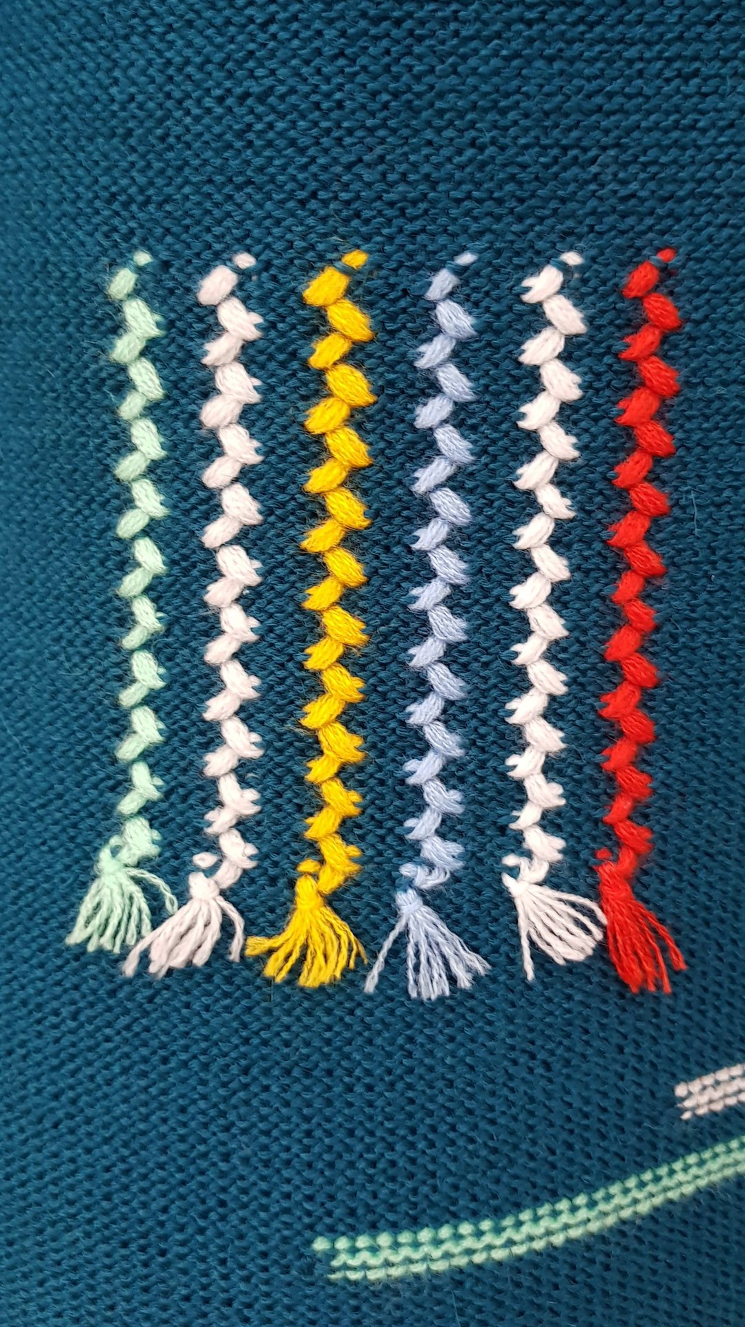 Декор из вертикальных полос на однофонтурной машине