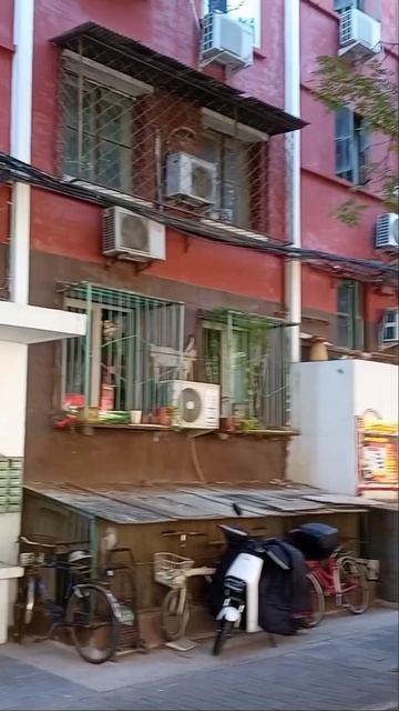 Путешествие в Пекин - Китай. Обычные дома и магазинчики. Улочка по дороге к метро от отеля.