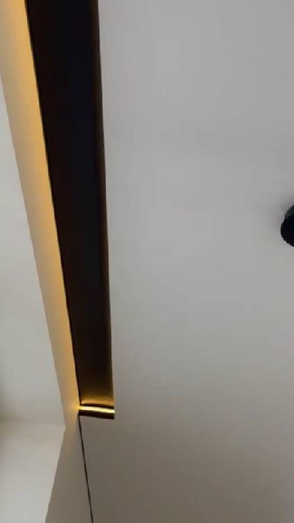 Черные сборные ниши под карниз с подсветкой.