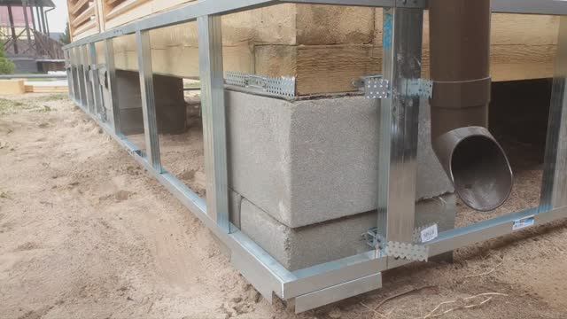 Заказ-Дом строительство: монтаж металлического каркаса для отделки фундамента фасадными панелями