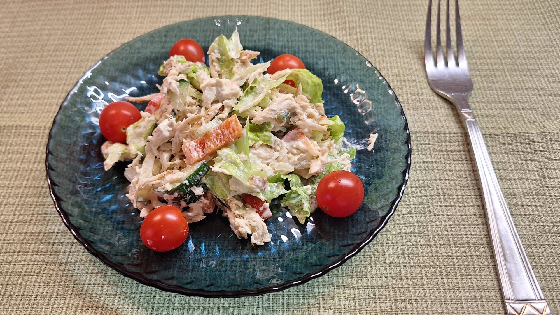 Салат с курицей, огурцом и салатом "айсберг".