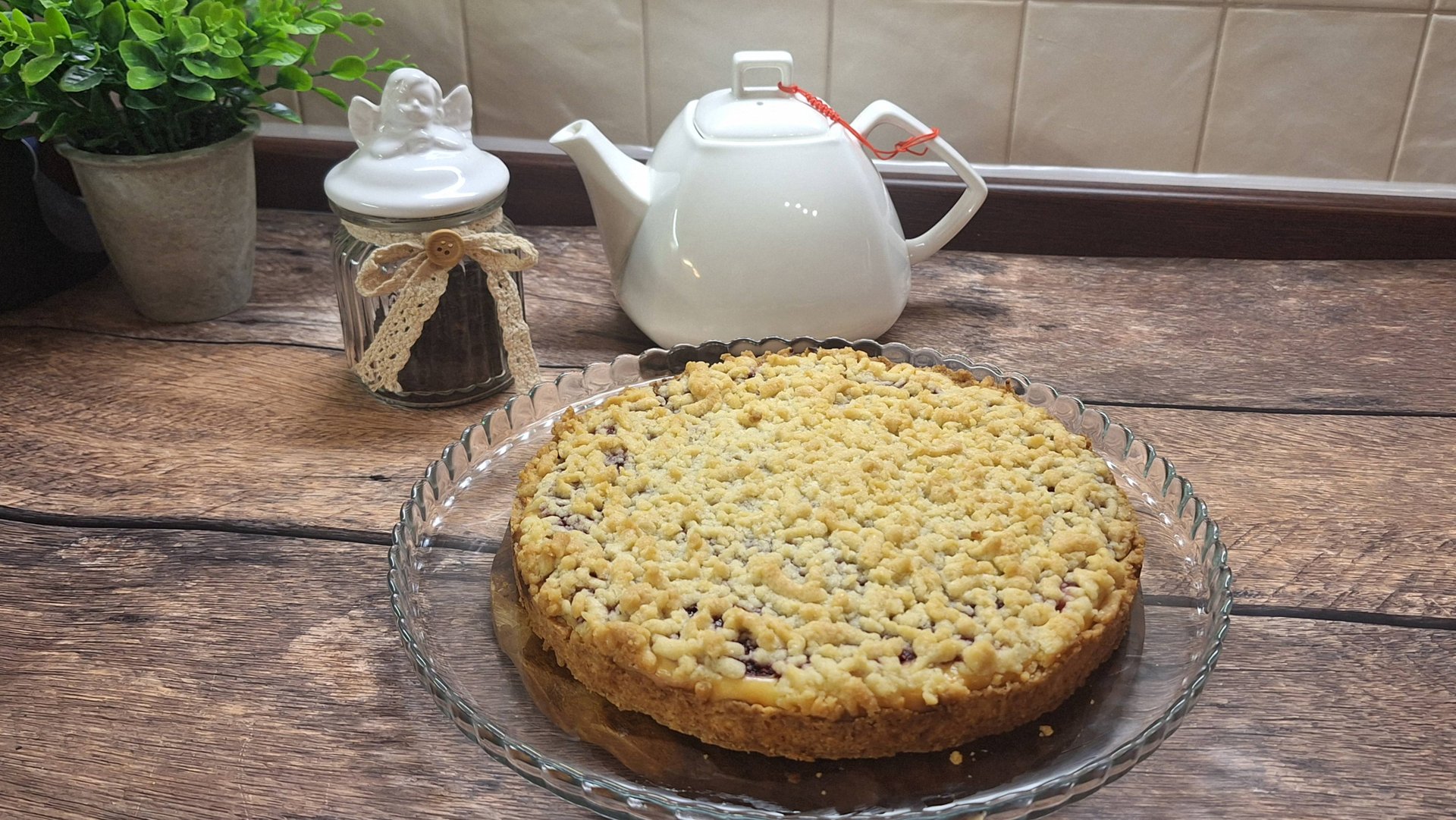 Песочный пирог с творожным кремом и малиной.