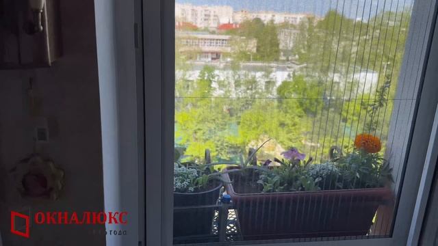 Гибридная москитная сетка на окно сочетающая в себе два вида сеток а именно вставную и плиссе.