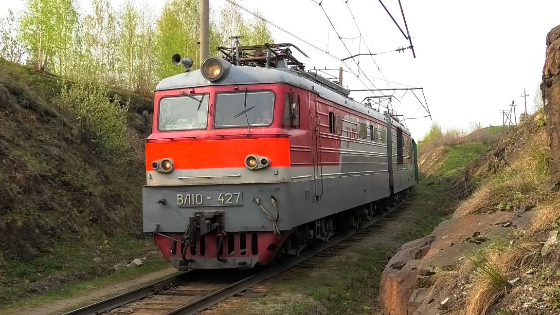 "Подарок от РЖД на День Победы". ВЛ10-427 с грузовым поездом